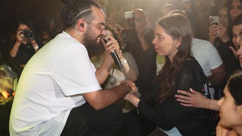 צפו הזמר המוכשר בניה ברבי מחזק את החטופה ששוחררה מורן סטלה ינאי Youtube