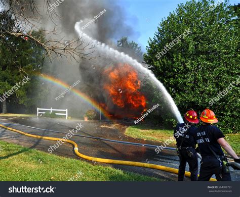 Fire Hose Putting Out Fire Stock Vektorgrafik „extinguish Fire With
