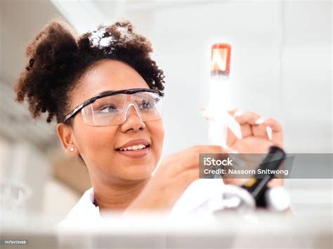 과학자 비커 튜브에서 화학 액체를 실험하는 의학 연구소에서 일하는 화학자 여성 Stem 주제에 대한 스톡 사진 및 기타 이미지 Stem 주제 아프로 머리 한 명의