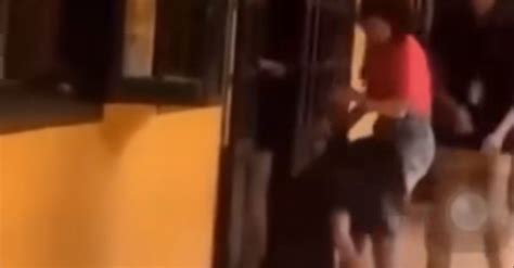 Không Kỷ Luật Học Sinh Quay Clip Cô Giáo Túm Cổ áo Khiến Nữ Sinh Quỳ