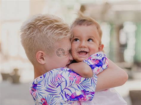 白种人可爱男孩兄弟姐妹在户外阳光明媚的日子里互相拥抱家庭帮高清图片下载 正版图片506332585 摄图网