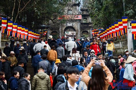 Huong Pagoda Crowded On The First Day Of Spring Festival