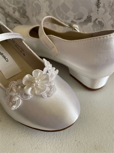 Zapatos Mary Jane De Satén Blanco Con Encaje Y Flores Tacón Cuadrado