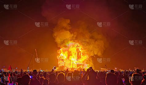 火灾燃烧的建筑人群在晚上篝火