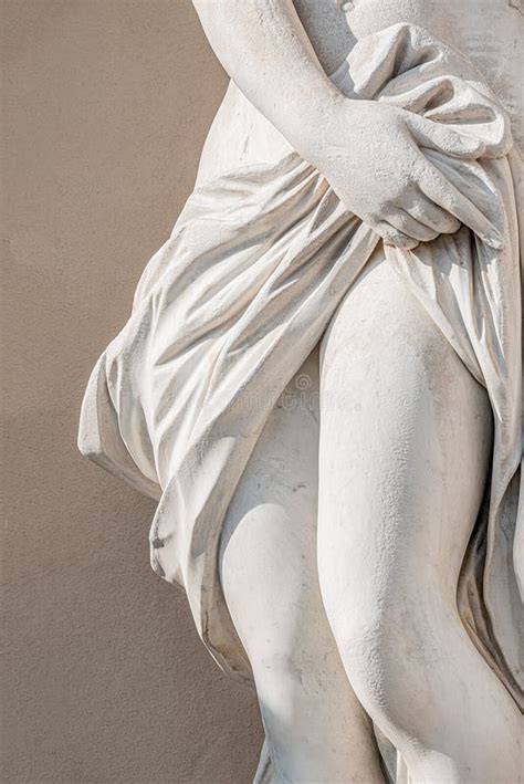 Estatua De Una Mujer Sensual Y Semidesnuda De La época Del Renacimiento