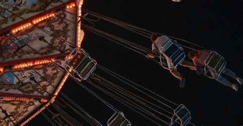 有关主題公園 主题公园骑行 令人眼花缭乱 休閒 公园景点 冒險 吊椅 嘉年華 圆周运动 垂直拍摄 夜生活 夜空 夜间 夜间景点 娛樂 家庭乐趣 快樂 惊险刺激