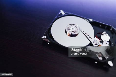 거울 효과와 Hdd 컴퓨터에서 하드 드라이브를 분해 거울 효과와 컴퓨터 하드 디스크에서 하드 드라이브를 열었습니다 컴퓨터 Pc의
