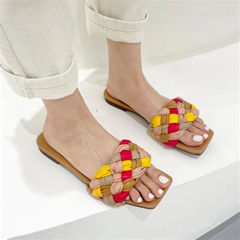 2021 새로운 Pu 여자의 신발 여름 들여다 발가락 패션 플랫 슬리퍼 얕은 직조 스타일 혼합 된 색상 외부 체크 무늬슬리퍼