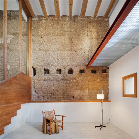 Hiha Studio Breaks Up Linear Apartment Layout With Curved Corridor