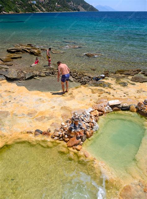 Baños Curativos Naturales En Las Aguas Termales Con Agua Mineral En Un Balneario Griego En