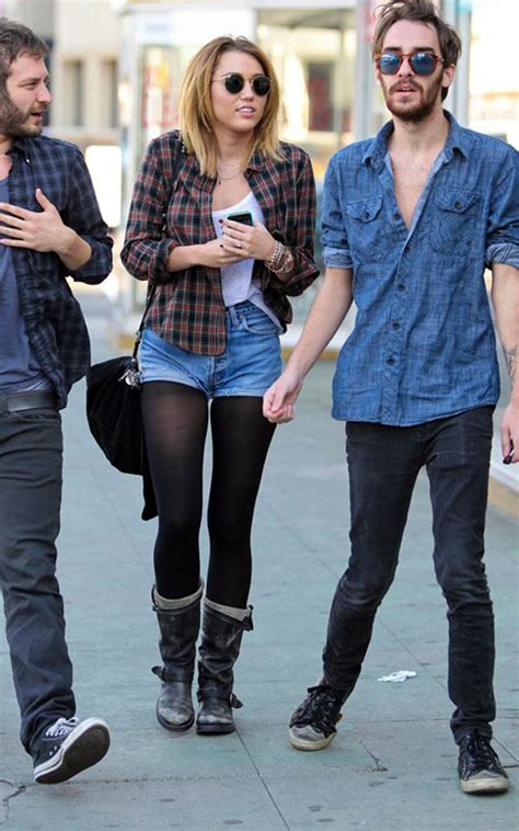 Miley Cyrus Sin Sosten En Plena Calle Cholo Sapo