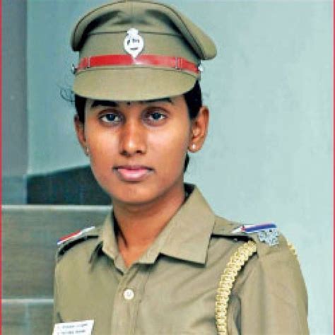 இந்தியாவின் முதல் திருநங்கை சப் இன்ஸ்பெக்டர் பிரித்திகா யாசினியின்