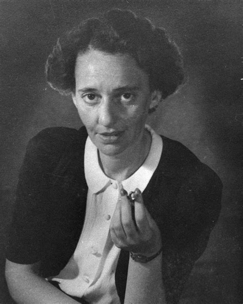 לאה גולדברג שירה בחוצות יד ושם