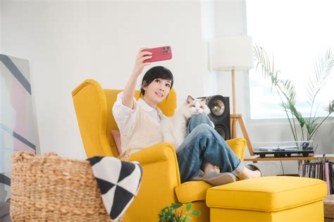 【女神周慧敏同貓貓「拍」住上，廣告花絮曝光🐾】 出晒名係貓奴嘅女神 Prudential Hong Kong