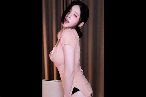 男をシコらせるために踊ってる女の子のチン媚びエロダンス