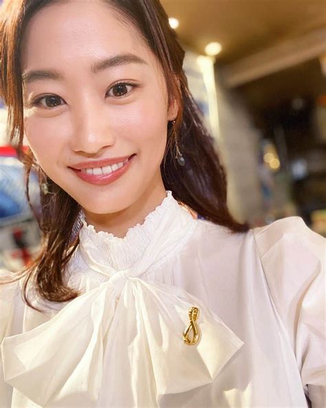 高柳愛実さんのインスタグラム写真 高柳愛実instagram「 播戸さんからカタールw杯のお土産でピンバッジをいただいたのでみんなそれぞれ衣装に付けて収録しました。番組でも一致団結し