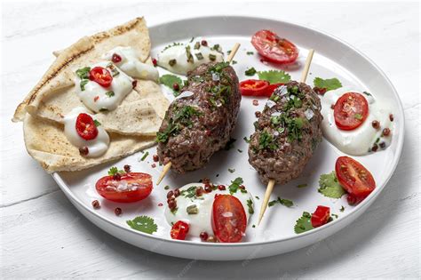 Kefta Casera Tradicional O Kebab De Carne Concepto Halal Comida árabe Y Turca Foto Premium