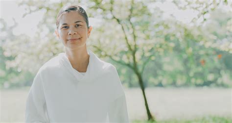 Sadhvi Siddhali Shree Jain Monk Speaker Filmmaker
