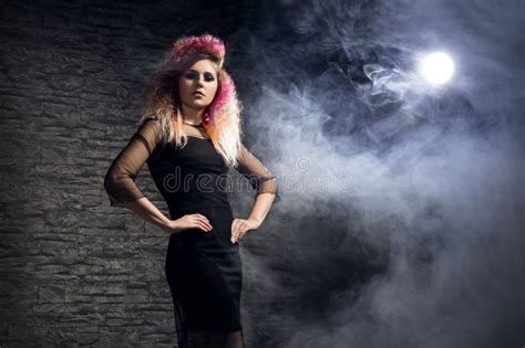 Halloween Konzept Junger Mensch Und Hexe Im Verlies Stockbild Bild