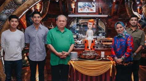 Sultan Johor Hadiahkan Kek Wilma Kepada Raja Zarith Sempena Ulang