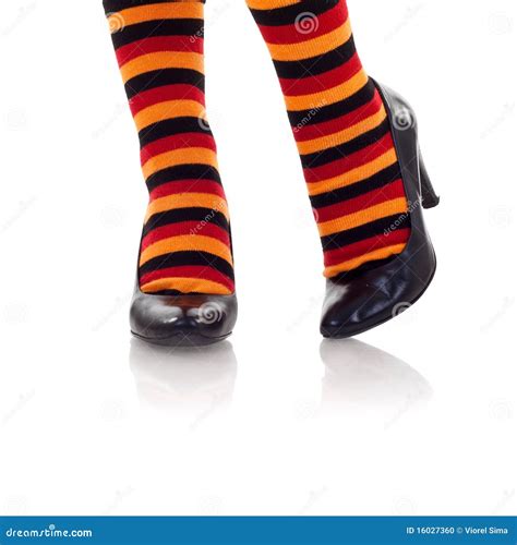 Füße Farbige Socken In Den Hohen Absätzen Tragend Stockfoto Bild Von Schuhe Sorglos 16027360