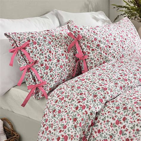 Hannah Wild Rose Bed Linen Set In Pink Ditsy Rose Bed Linen With Pink