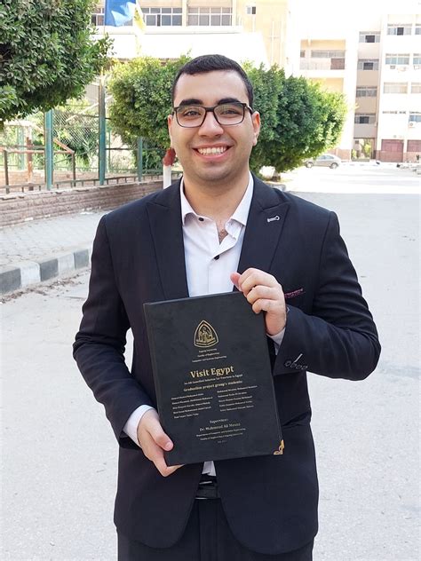 الحمد لله على واسع فضله ♥ اليوم رسميا تخرجت بتقدير عام جيد جيدًا و