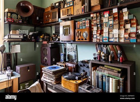 1930s Radio Shopping