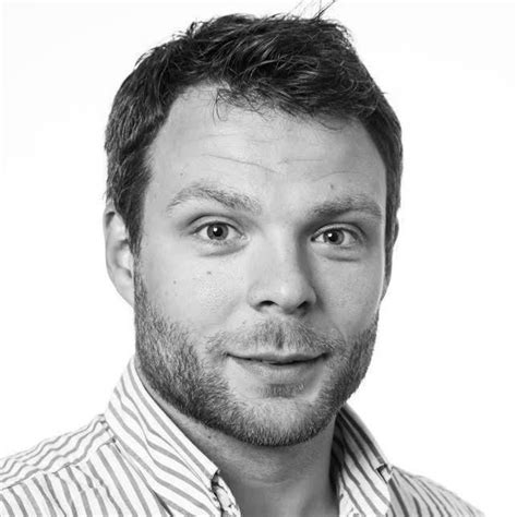 Michael Lindgren Sara Michel Beim Schnitzen Von Holzfigurn Im Tischlerschuppen Toute La