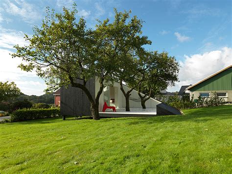 Slice By Saunders Architects Serves As An Intimate Garden Retreat