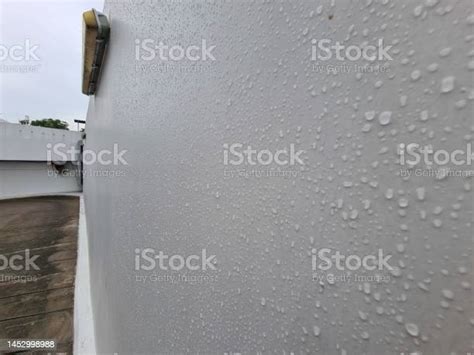 Dinding Putih Basah Dari Dekat Yang Terkena Tetesan Hujan Sangat Cocok