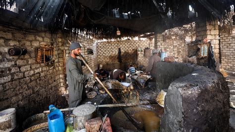 بالصور صناعة حلوى الجلّاب في صعيد مصر • نون بوست