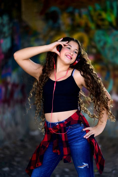 הן גדלות כל כך מהר רק לפני רגע הן היו פעוטות קטנטנות עם חיוך מתוק מדבש וצחוק מתגלגל ואז מצמצנו