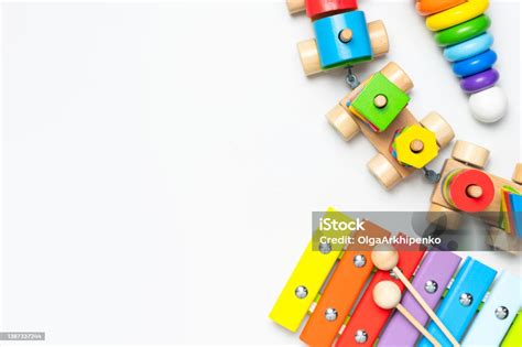 흰색 배경에 천연 나무로 만든 어린이 장난감 무지개 색상의 여러 가지 색상 피라미드 기차 실로폰 친환경 장난감 플라스틱 이 없습니다 아기와 유아를위한 장난감 플랫 레이 상단