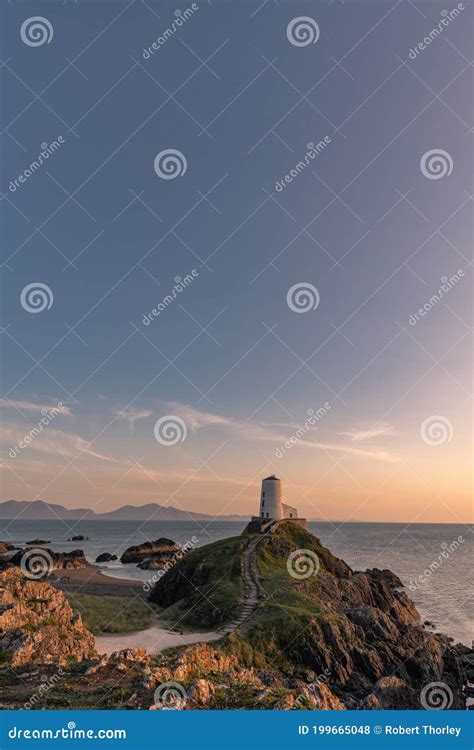 O Farol Da Ilha De Llanddwyn Twr Mawr Em Ynys Llanddwyn Em Anglesey