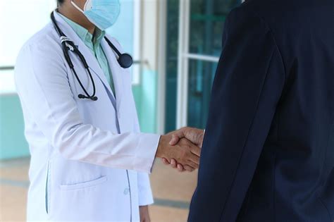 Más De 80 000 Imágenes Gratis De Imagen De Un Doctor Hablando Con