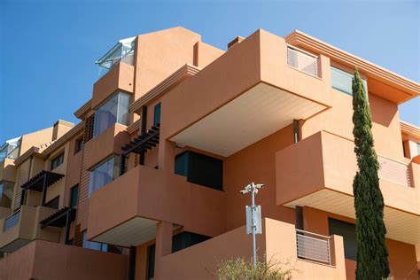 집 밖의 각진 디자인 건물 건물 외관 건물 외장 건축 건축 사진 건축 설계 건축 세부 사항 구조 설계 기하학적 모양 깨끗한 라인 난색 낮 낮은