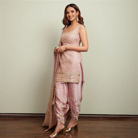 Fashion Tips फेस्टिव सीजन पर चमकेगा लुक कैरी करें ये स्टाइलिश सूट