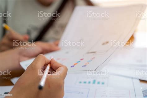 스마트폰 이나 모바일 레이아웃 개발에 사용자 경험 ux 웹을 만드는 아시아 스타트업 디자이너 기술 에서 장치를 위한 웹에 종이