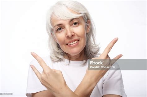 노인은 웃고 평화 또는 승리 기호 카메라를 보여주는 감정과 감정 표현할머니의 초상화 50 54세에 대한 스톡 사진 및 기타 이미지 50 54세 55 59세 긍정적인
