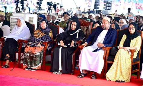 Familia Ya Hayati Mzee Ali Hassan Mwinyi Ikiwa Katika Uwanja Wa Michezo Wa Amani Mjini Zanzibar