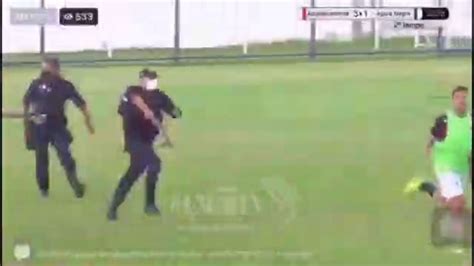 ببینید تعقیب یک فوتبالیست در زمین با اسلحه توسط پلیس شوکه می شوید
