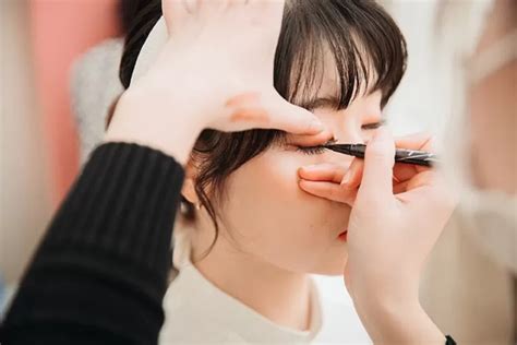 7 Cara Pakai Eyeliner Yang Sesuai Dengan Bentuk Mata Bikin Faceline