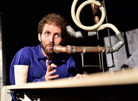 צינורות של אתגר קרת מגיע לבמה