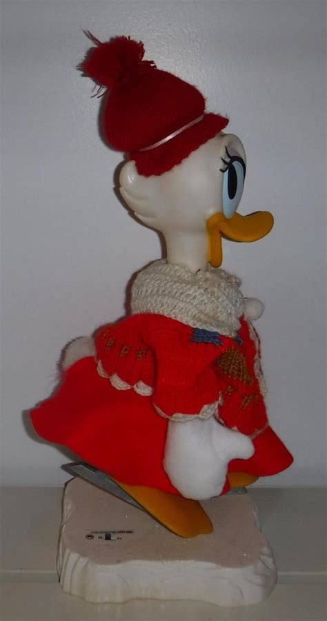 Santas Best 20 Animated Daisy Duck With Ice Skates Skating Christmas