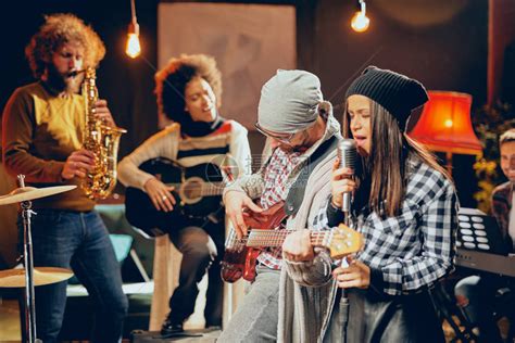 乐队在家庭演播室练习高清图片下载 正版图片505779309 摄图网