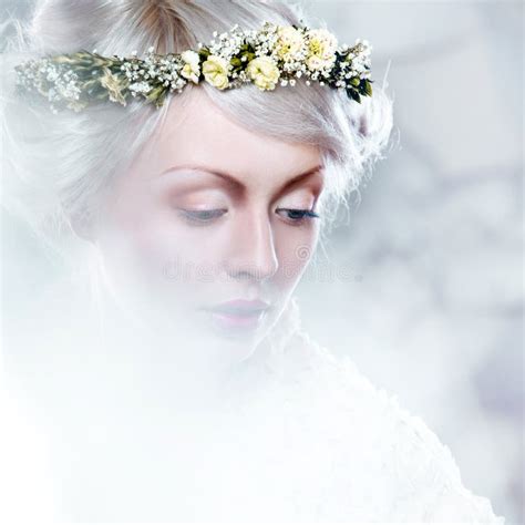 Jeune Fille Avec Des Cheveux Blancs Image Stock Image Du Beau