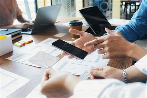 소프트웨어 개발 및 코딩 기술 분야에서 일하는 프로그래머 및 Ux Ui 디자이너 모바일 및 웹 사이트 디자인 및 프로그래밍 개발 기술 사진 Unsplash의 랩톱 이미지