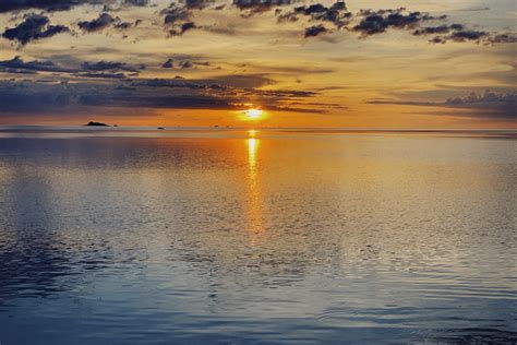 경치 고요한 골든 아워 구름 구름 경치 그림 같은 난색 내성적 인 다이나믹한 다채로운 대기의 목가적인 물 물 반사 바다 바다 경치 바다의 반사