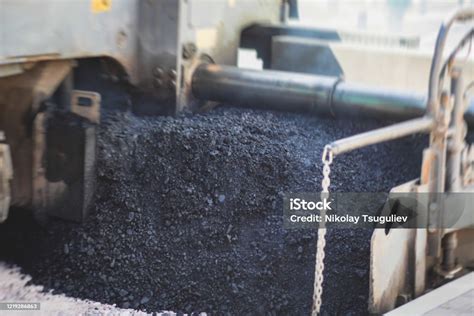 도로 건설 및 수리 작업 중 아스팔트 포장 기계 및 증기 도로 롤러 아스팔트 및 포장 과정 새로운 도로 건설 현장에서 일하는 근로자 층 배치 무인 항공기 0명에 대한 스톡
